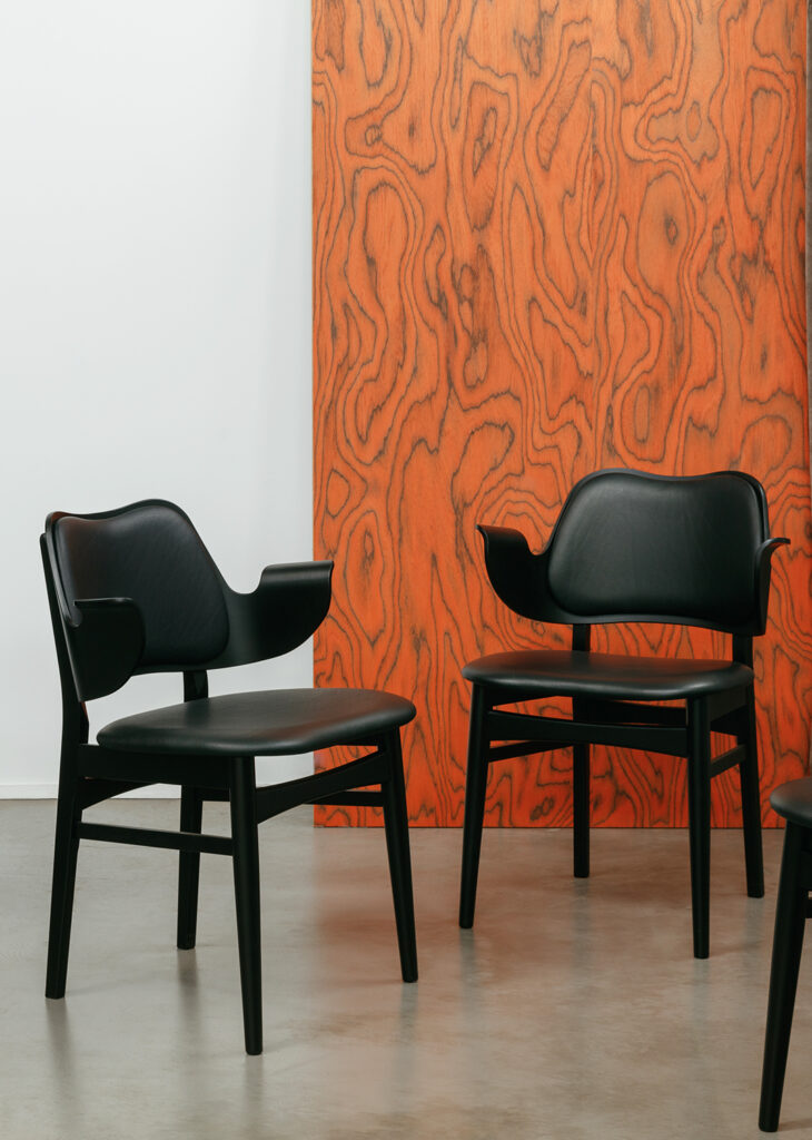 WN Gesture Chair Black Beech — SODA